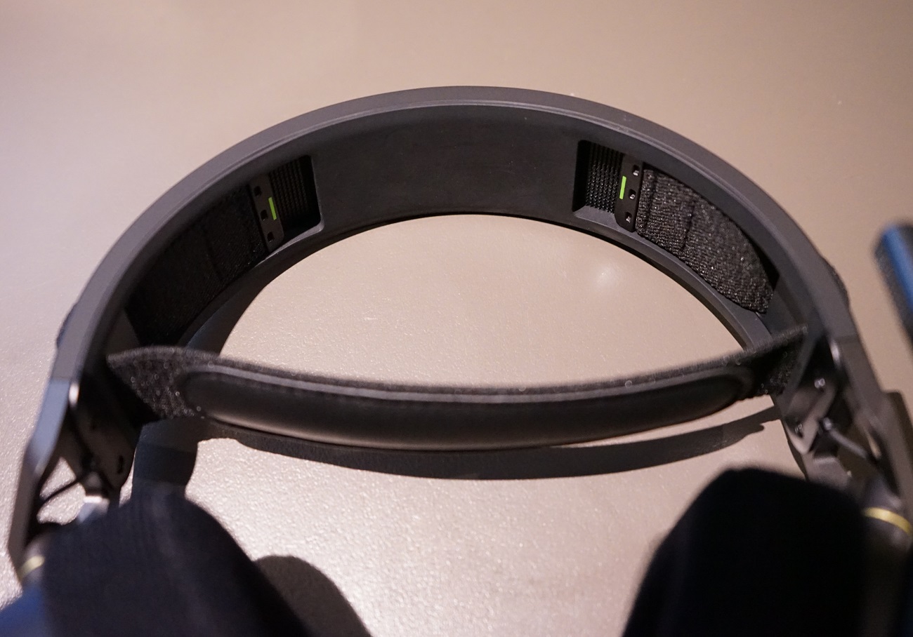 Corsair HS80 RGB Wireless Gaming Headset – Unboxing and Review | UnbxTech